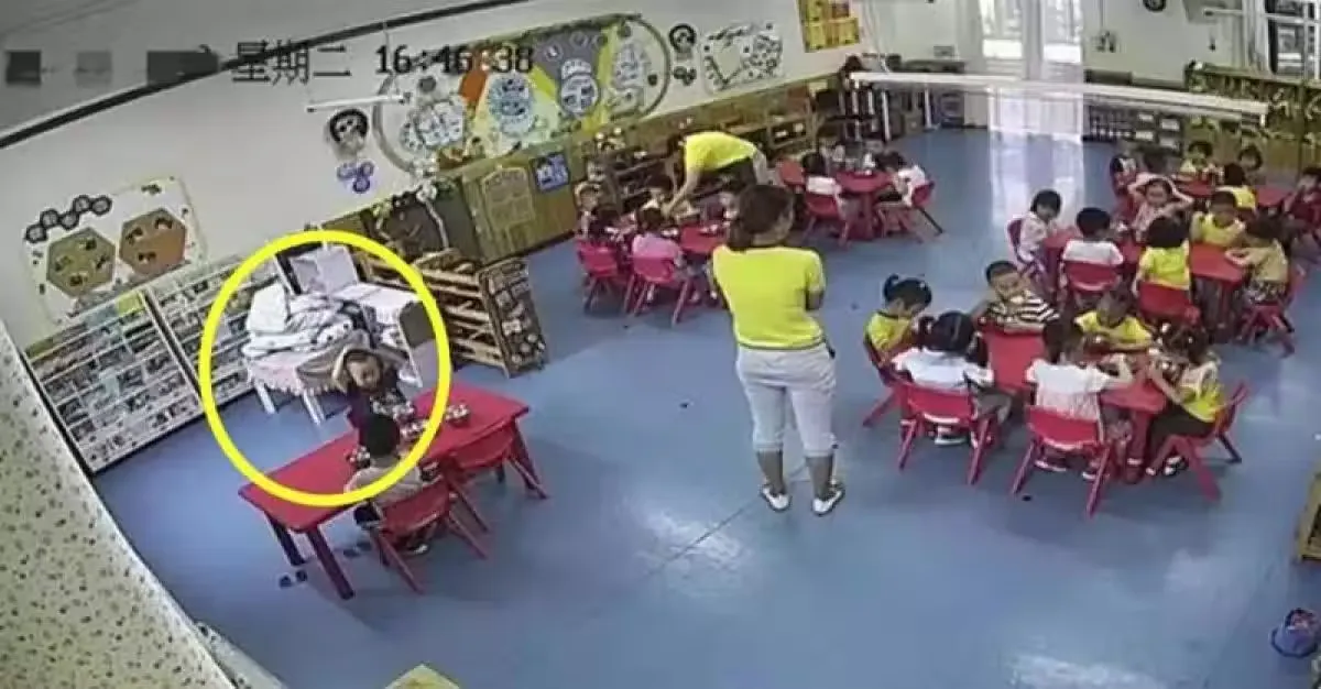 兒子在幼稚園被孤立，寶媽憤怒，埋怨老師還投訴， 老師：他穿這樣誰跟他玩？