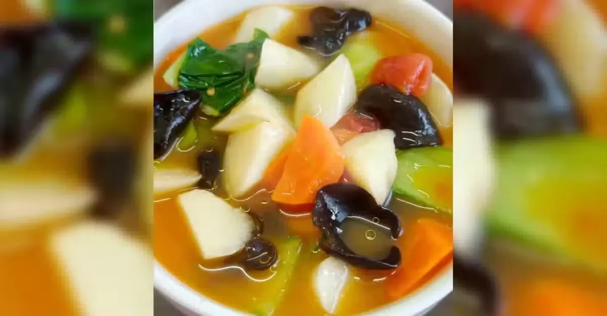 晚餐煮了這道番茄蔬菜湯😋湯汁微酸鮮甜很好喝😋